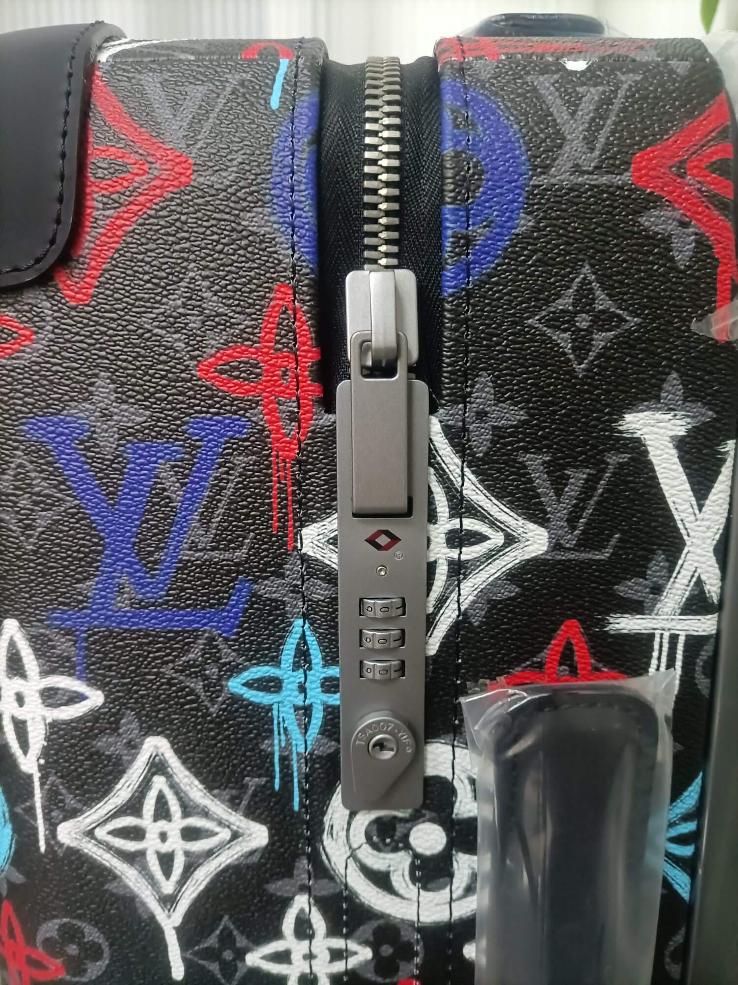 Louis Vuitton Graffiti Monogram Horizon 55 Travel Suitcase - Hollo