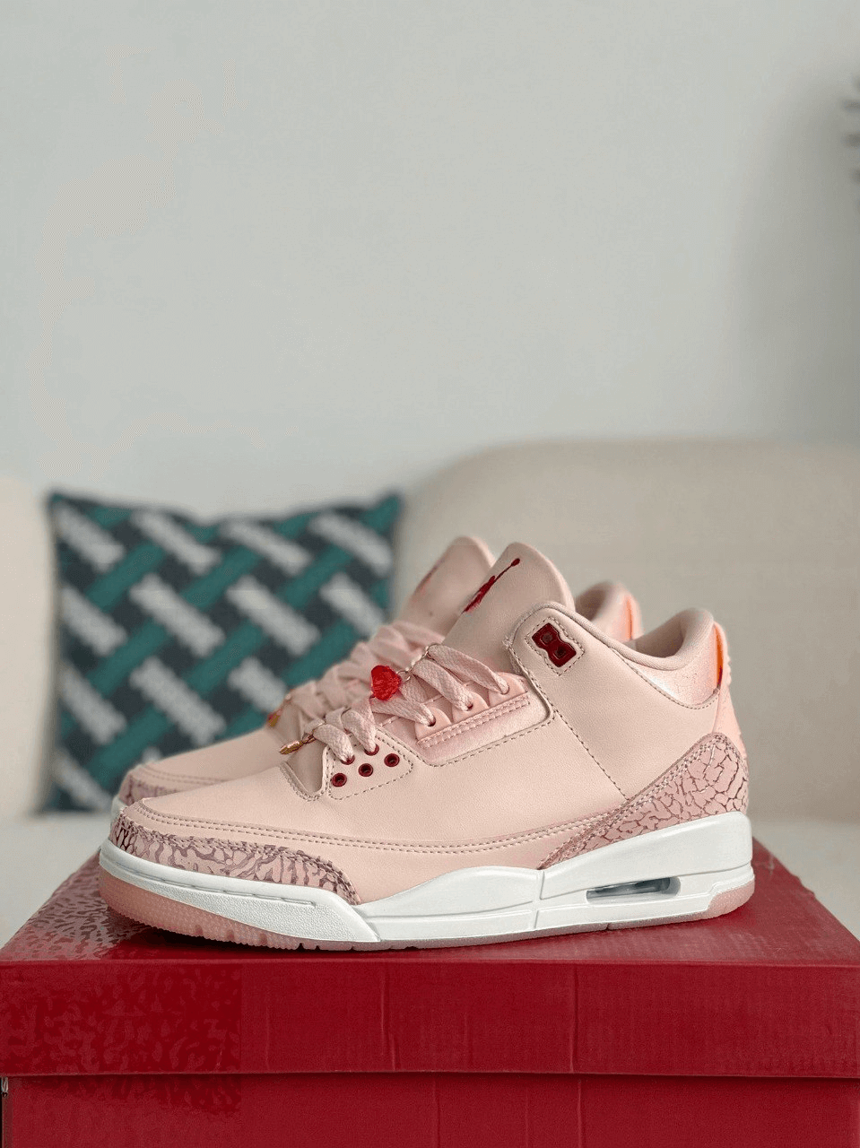 Nike Air Jordan III Valentines Day Sneaker - Hollo