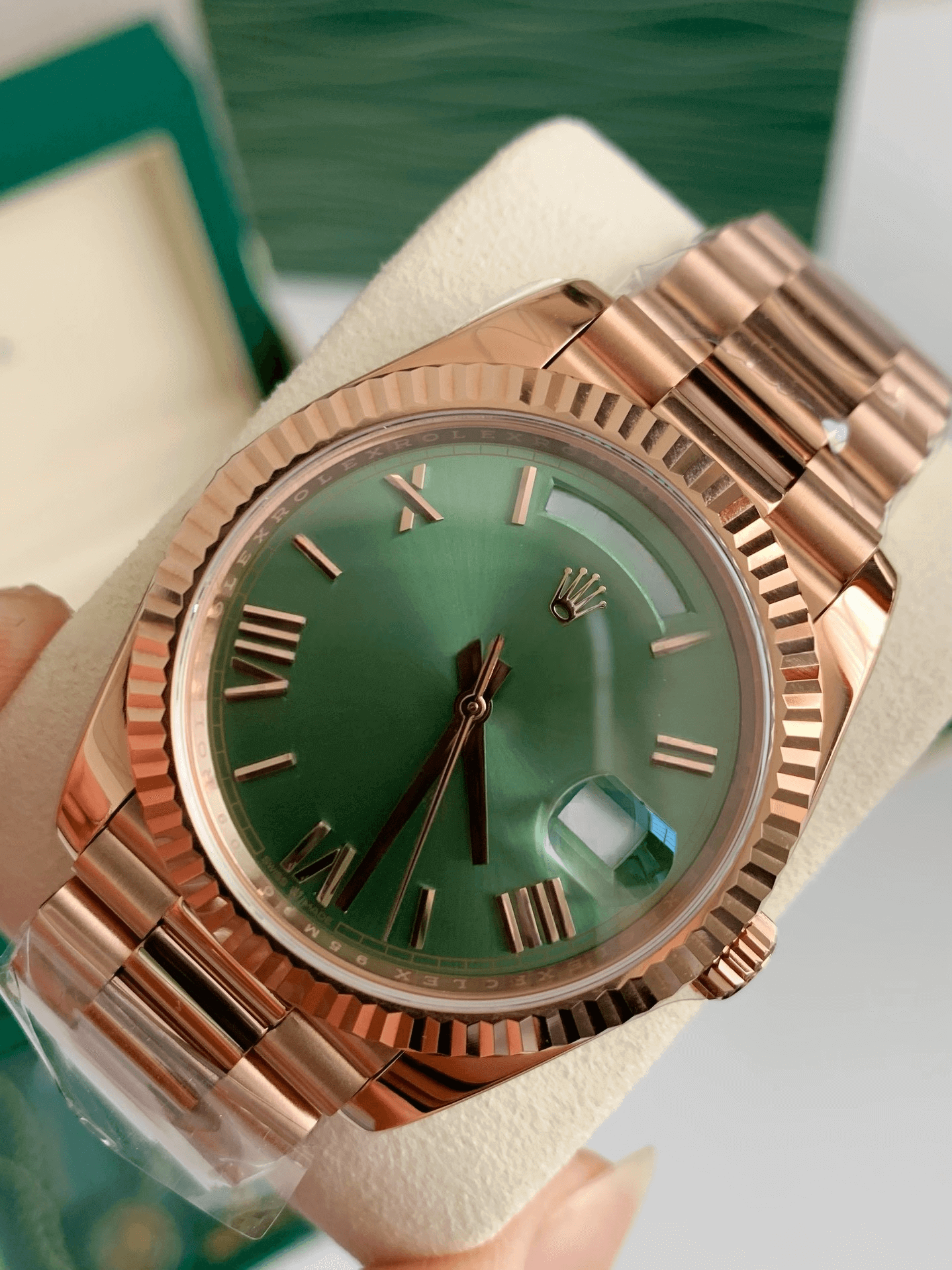 Rolex Day-Date 40 in Everose Gold with an Olive Green Dial, 40mm - Hollo