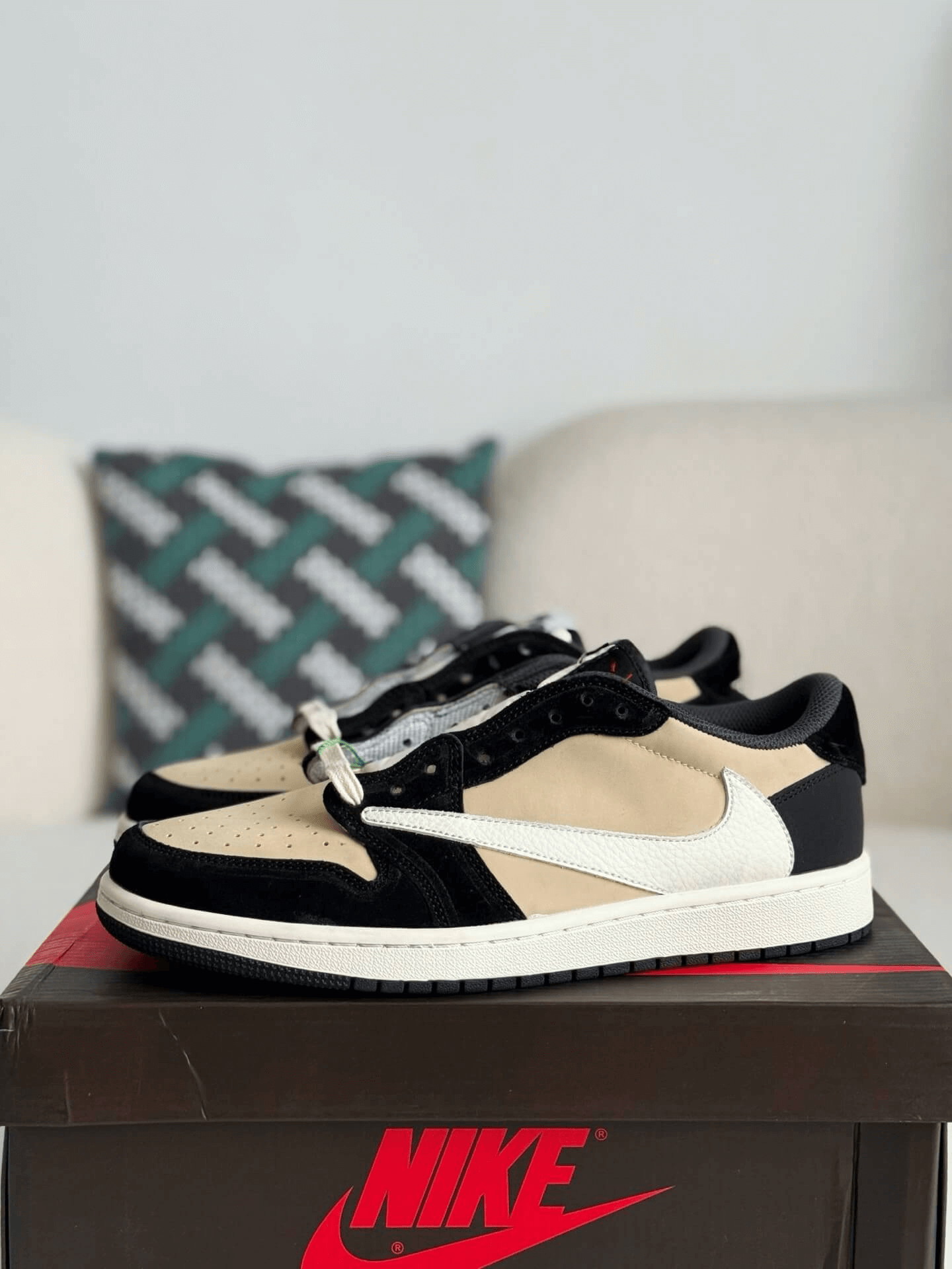 Nike Air Jordan 1 Low x Travis Scott “Beige Black” SneakersSe - Hollo