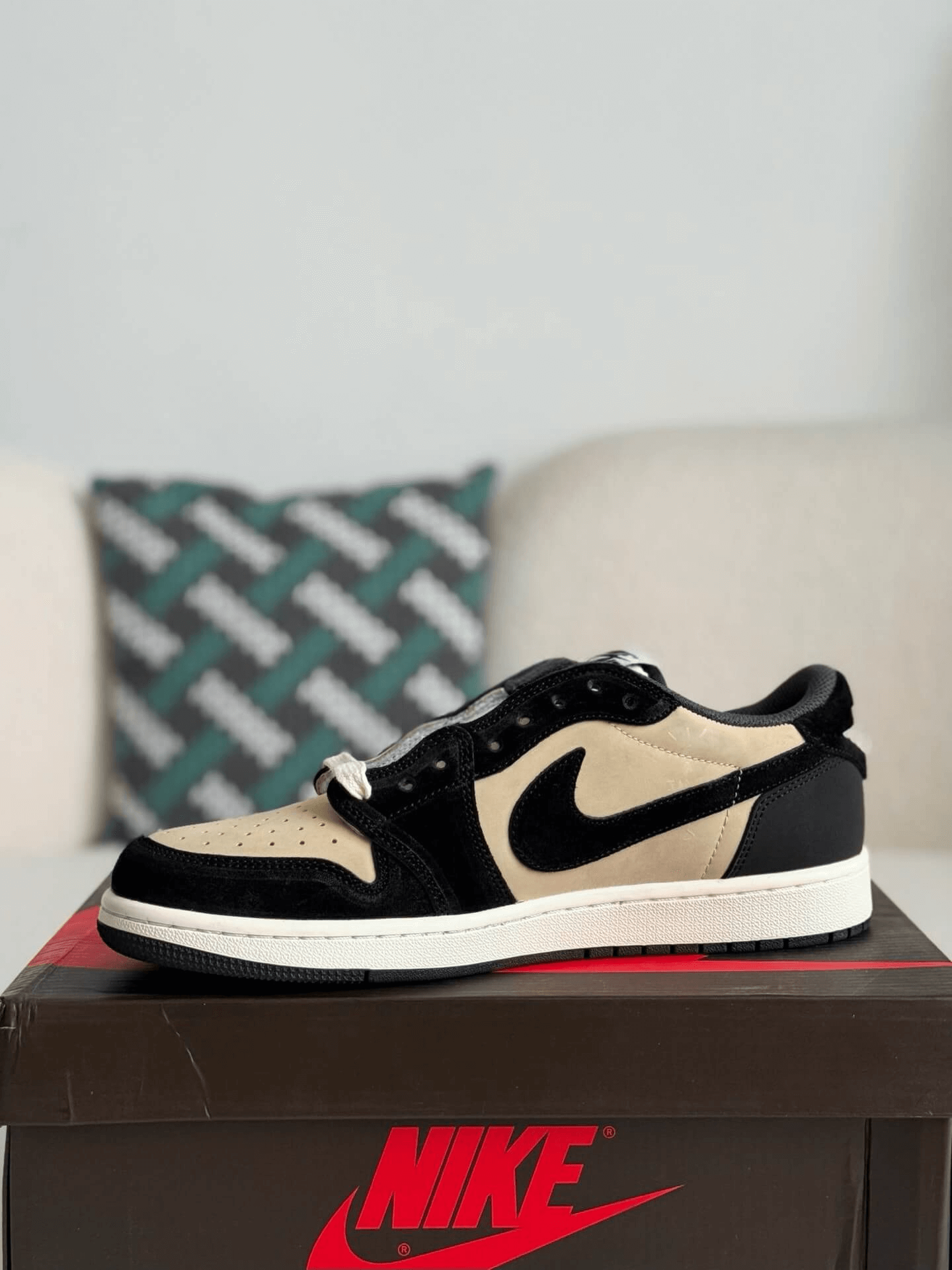 Nike Air Jordan 1 Low x Travis Scott “Beige Black” SneakersSe - Hollo